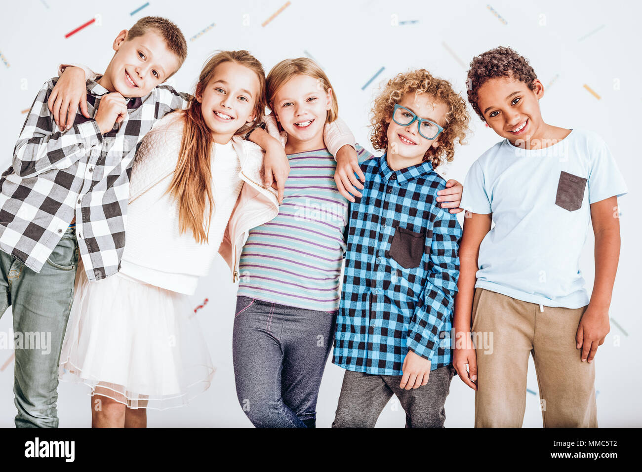 Group of smiling kids hi-res stock photography and images - Alamy