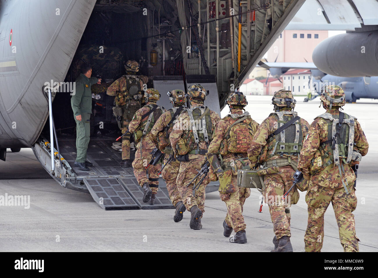 Paratroopers from the 185th Airborne Artillery Regiment, Folgore ...