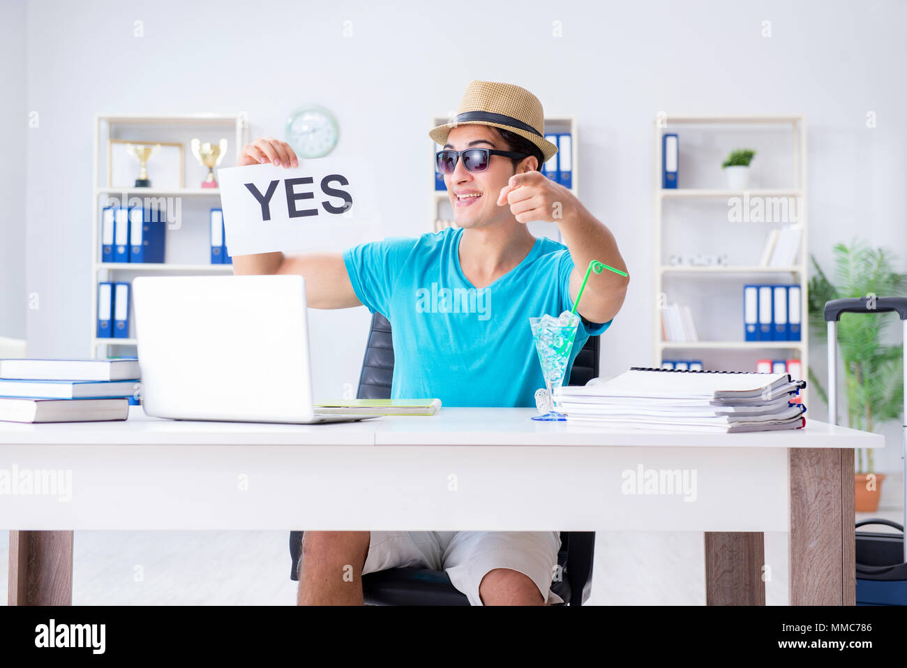Businessman holding message in office Stock Photo - Alamy