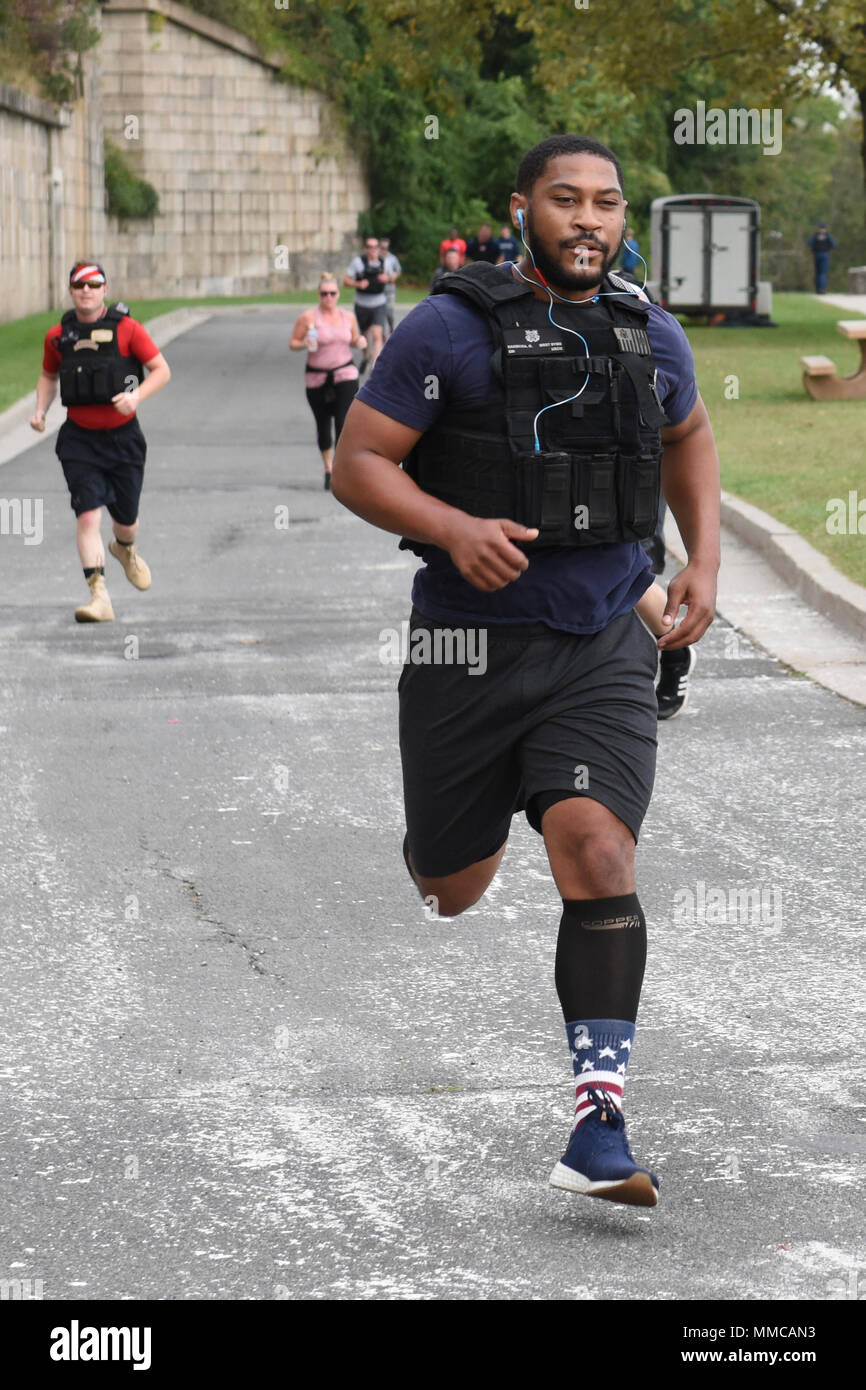 A Coast Guard member from the New York Maritime Safety and Security ...