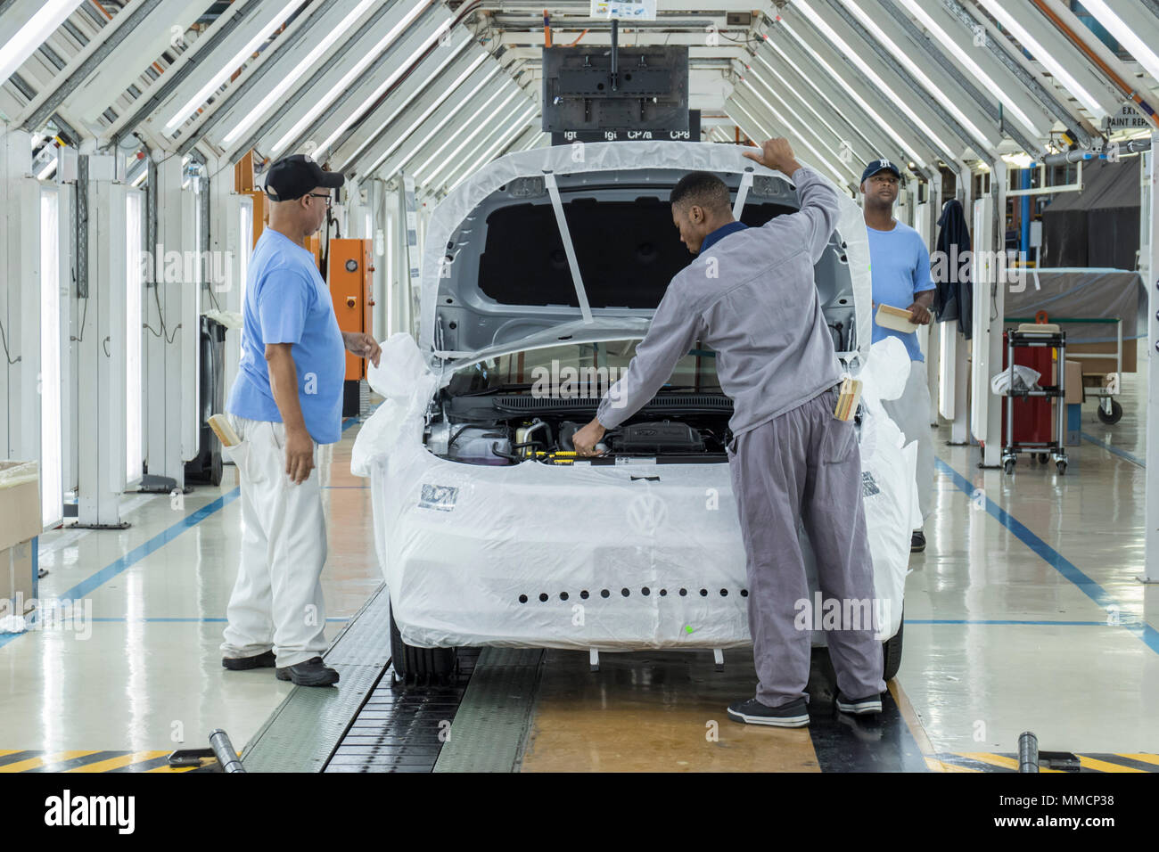 10 May 2018, South Africa, Uitenhage: Employees work on manufacturing a ...