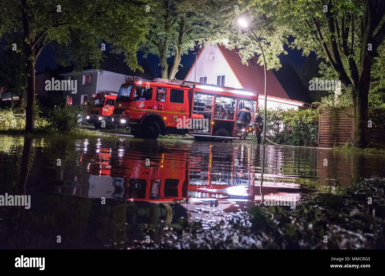 Hamburg, Germany. 10 May 2018. Fire fighters in Hamburg-Lohbruegge pump ...