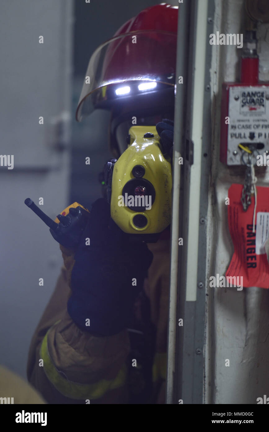 171014-N-NQ487-139 ATLANTIC OCEAN (Oct. 14, 2017) Information Systems ...