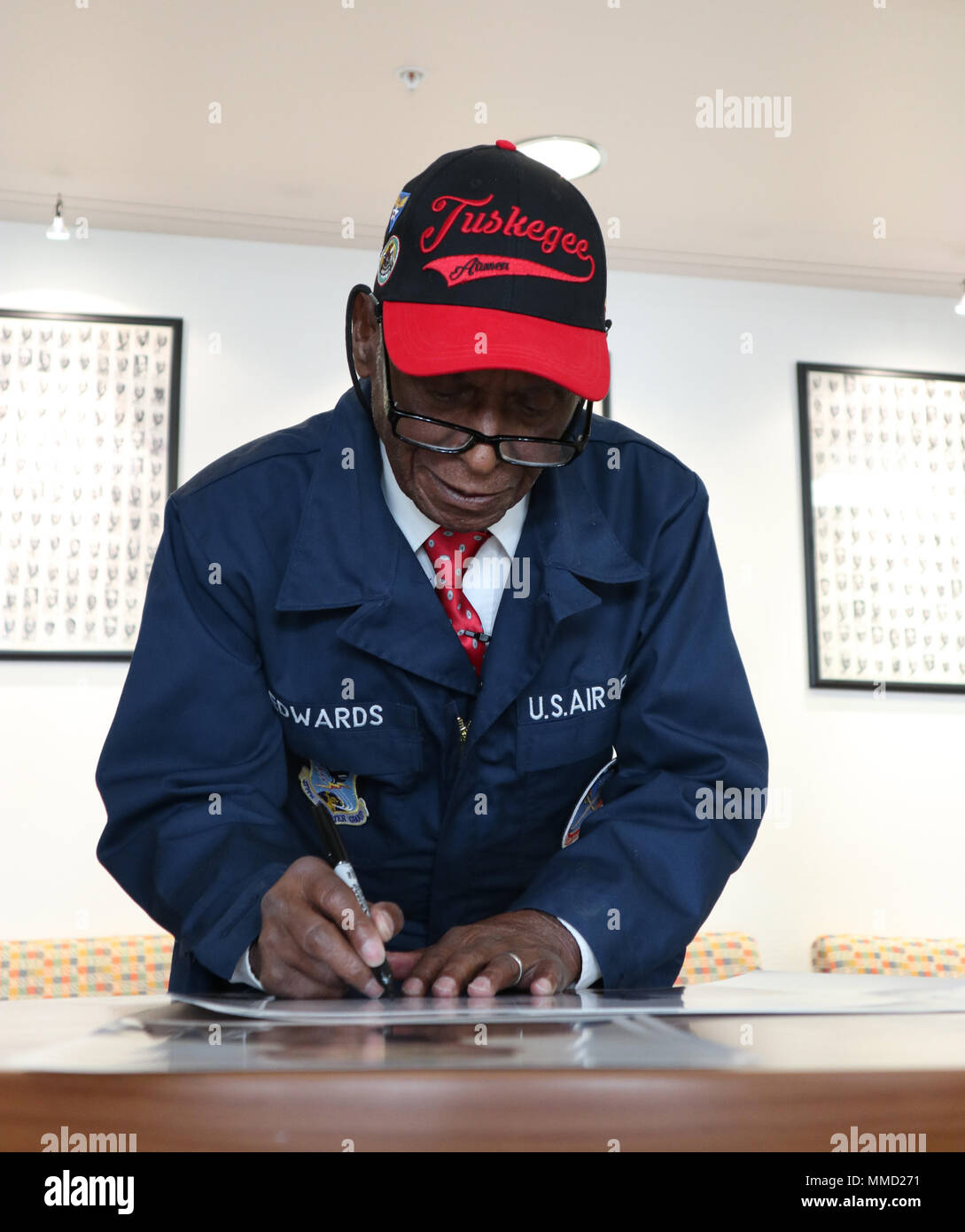 Army Air Corps Staff Sgt. Leslie Edwards, a Tuskegee Airman of the ...
