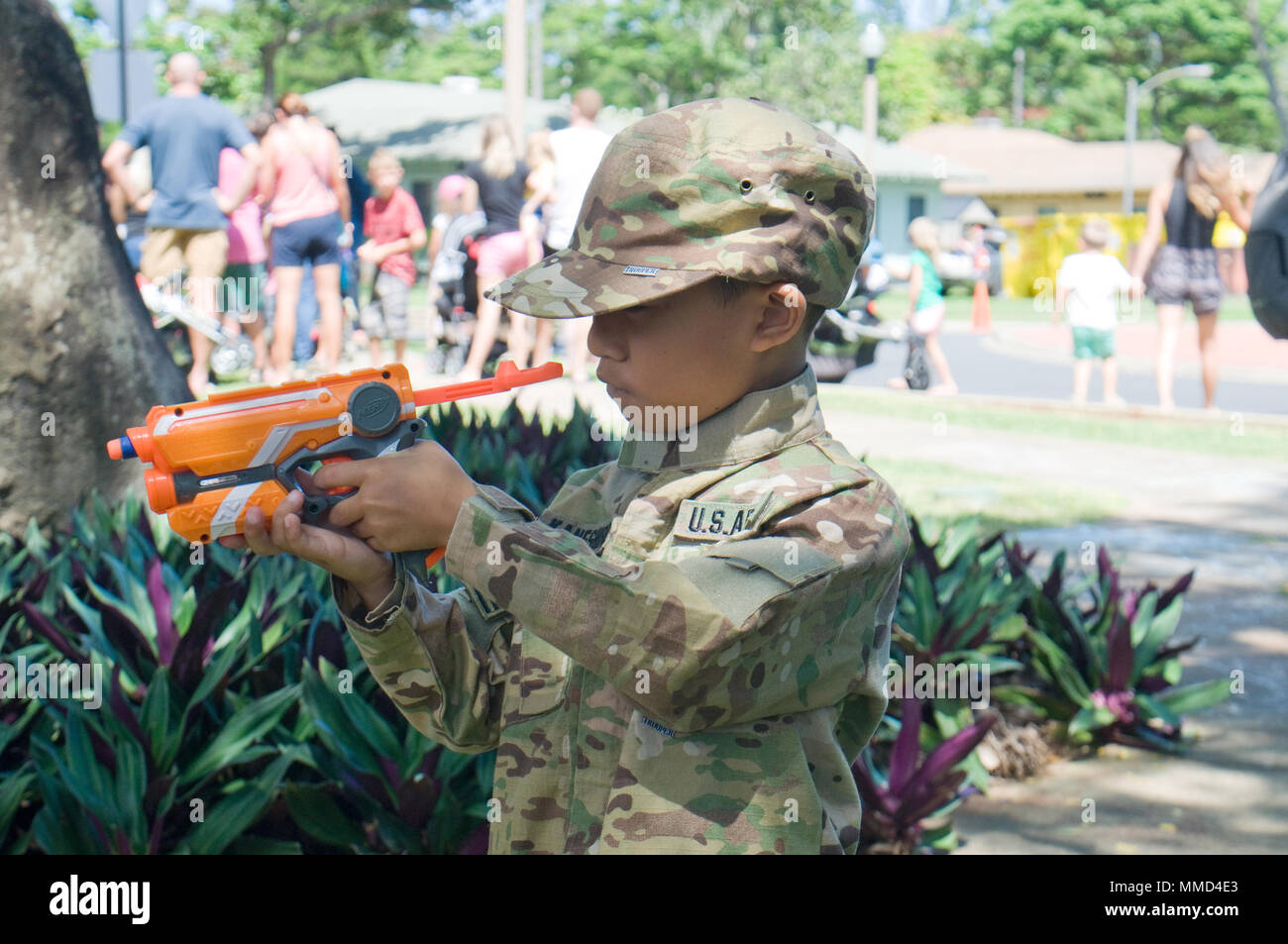 SCHOFIELD BARRACKS — Devin Kaneshiro, 6, shoots targets with a toy gun ...