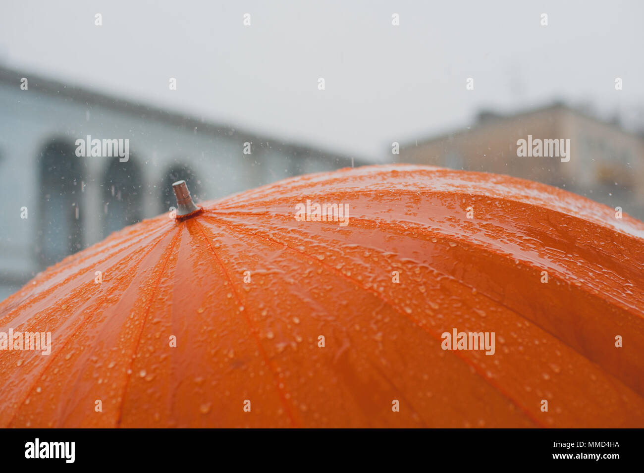 Rain drops falling hi-res stock photography and images - Alamy