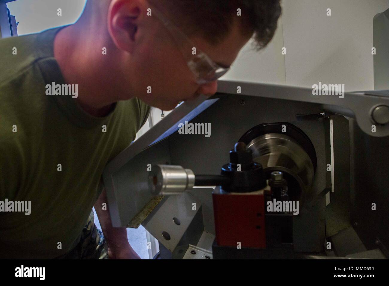 Machinist milling machines hi-res stock photography and images - Alamy