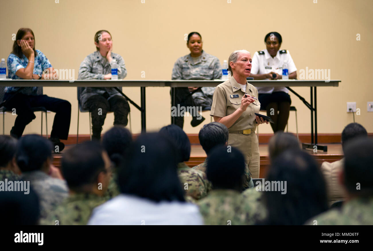 Us navy servicewomen hi-res stock photography and images - Alamy