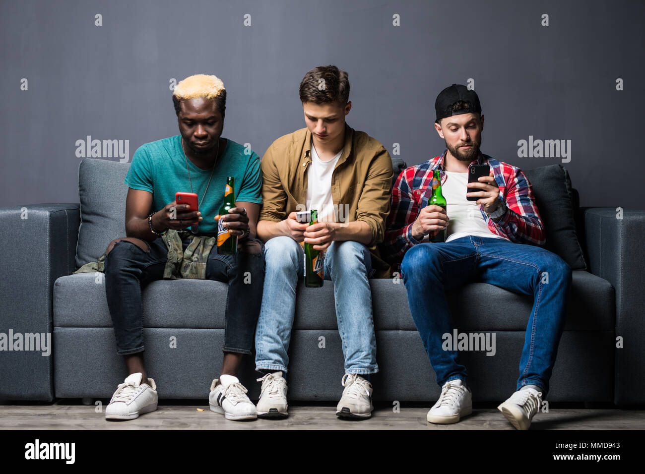 Guys hanging out drinking hi-res stock photography and images - Alamy