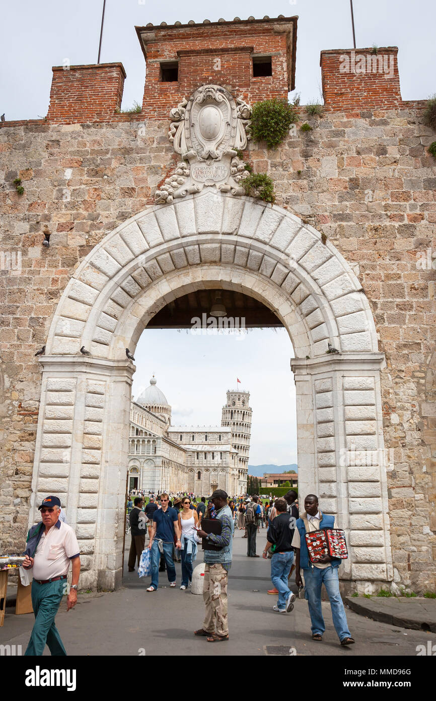 PISA, ITALY - 21 JUNE, 2006 : Tourist sightseeing Porta Santa Maria ...
