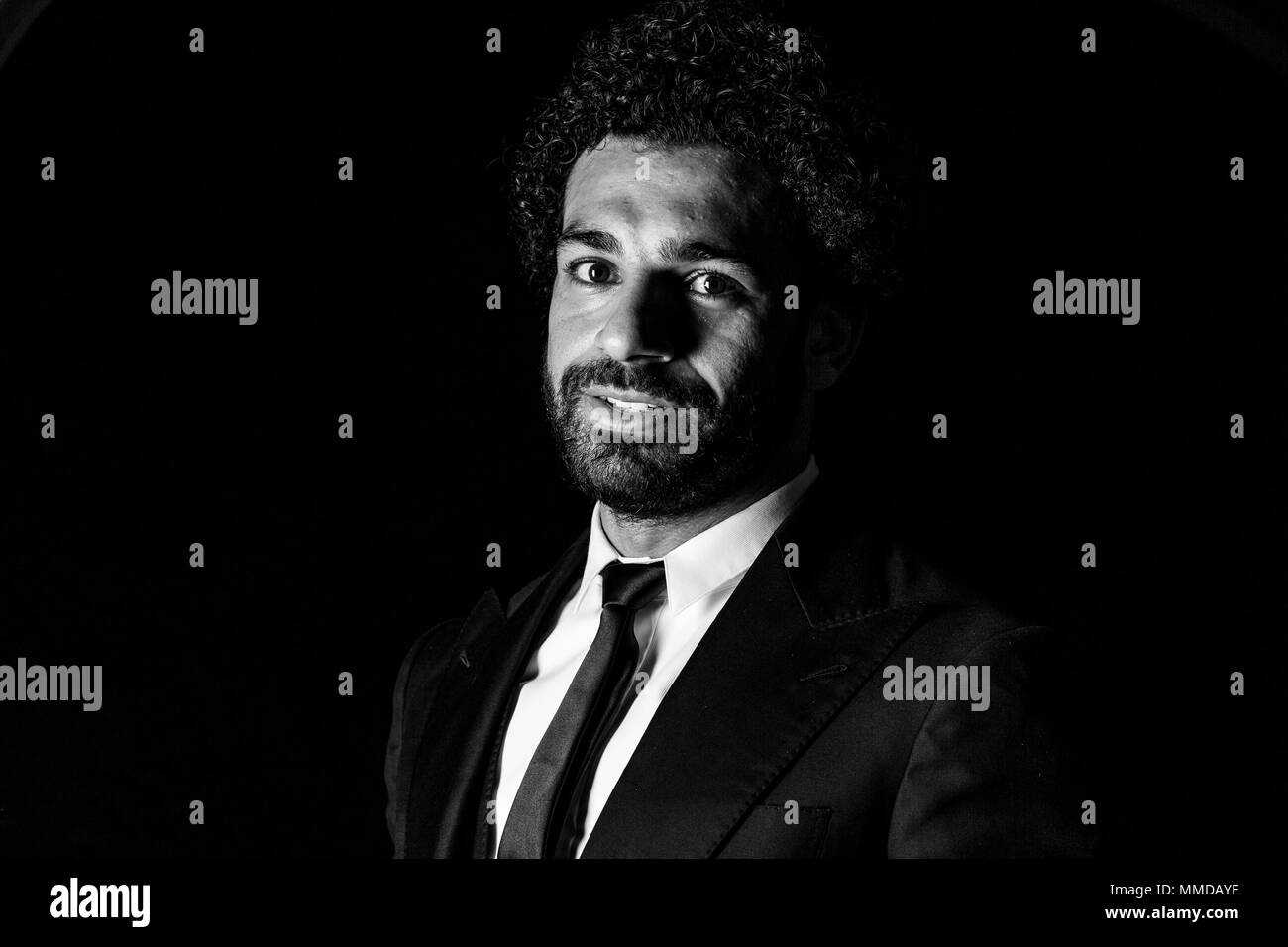 Liverpools mohamed salah poses Black and White Stock Photos & Images ... Liverpools mohamed salah poses Black and White Stock Photos & Images ...