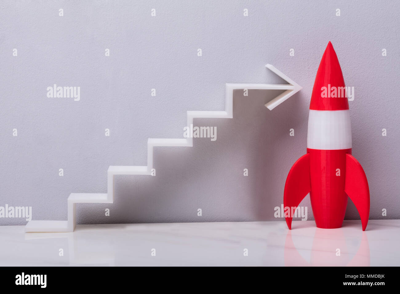 White arrow on red background hi-res stock photography and images - Alamy