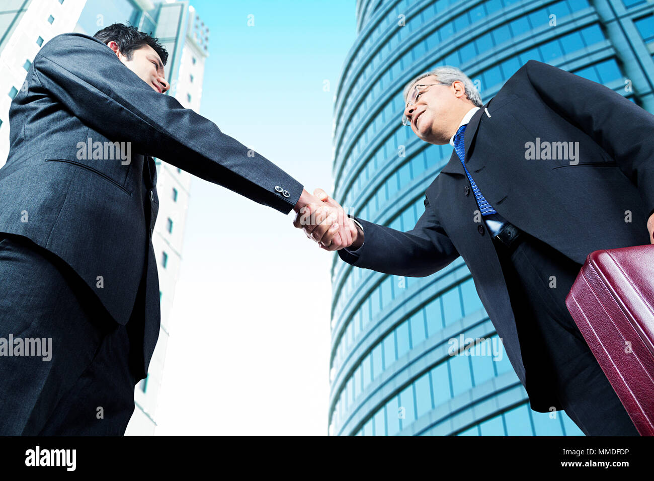 Business partnership handshake hi-res stock photography and images - Alamy