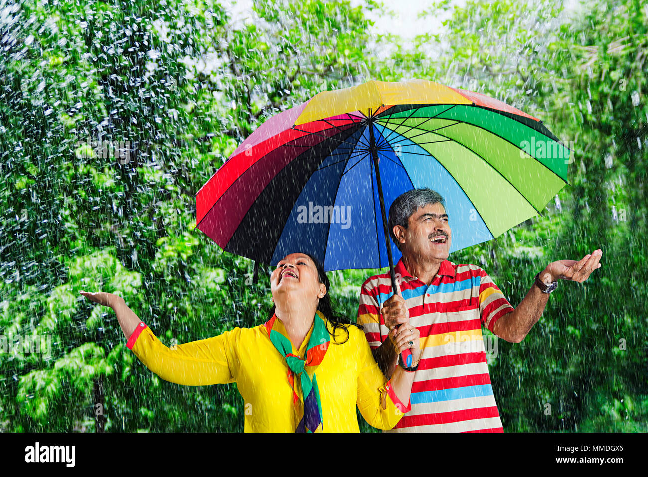 Couples holding umbrella hi-res stock photography and images - Alamy