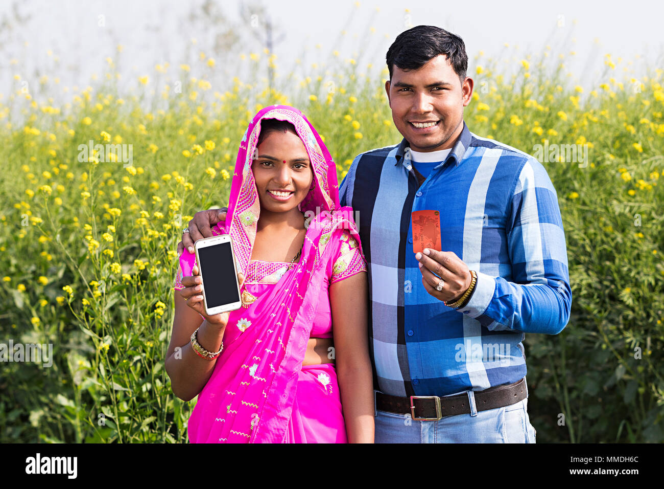 Couple showing mobile phone screen hi-res stock photography and images ...