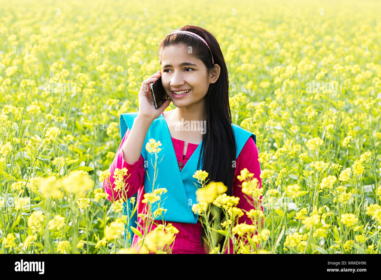 Indian rural girls talking mobile hi-res stock photography and images ...