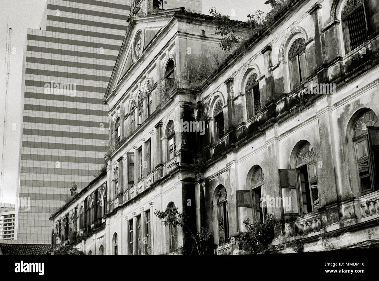 The Old Customs House building in front of the CAT Customs House in ...
