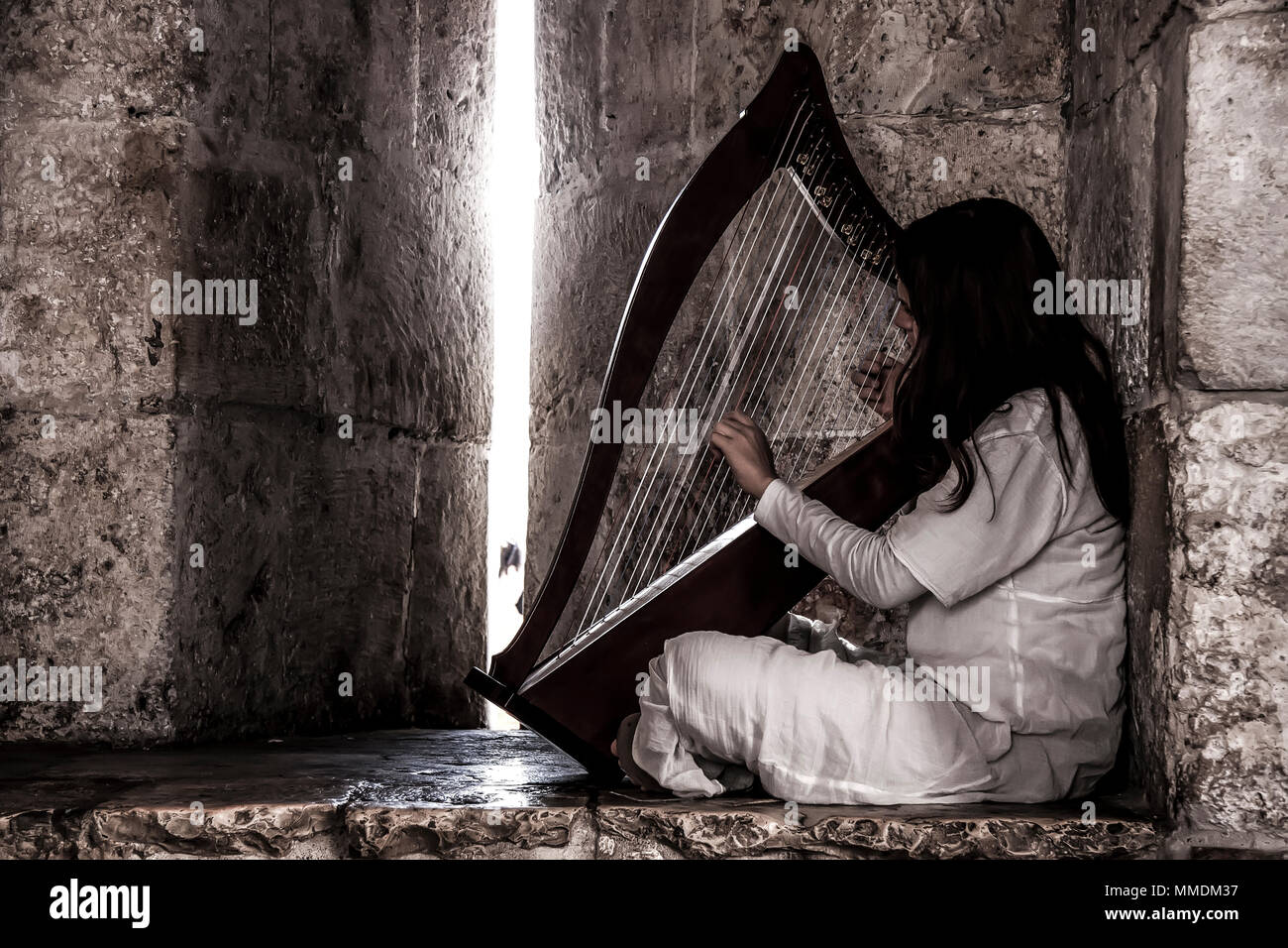 Lady playing the harp hi-res stock photography and images - Alamy