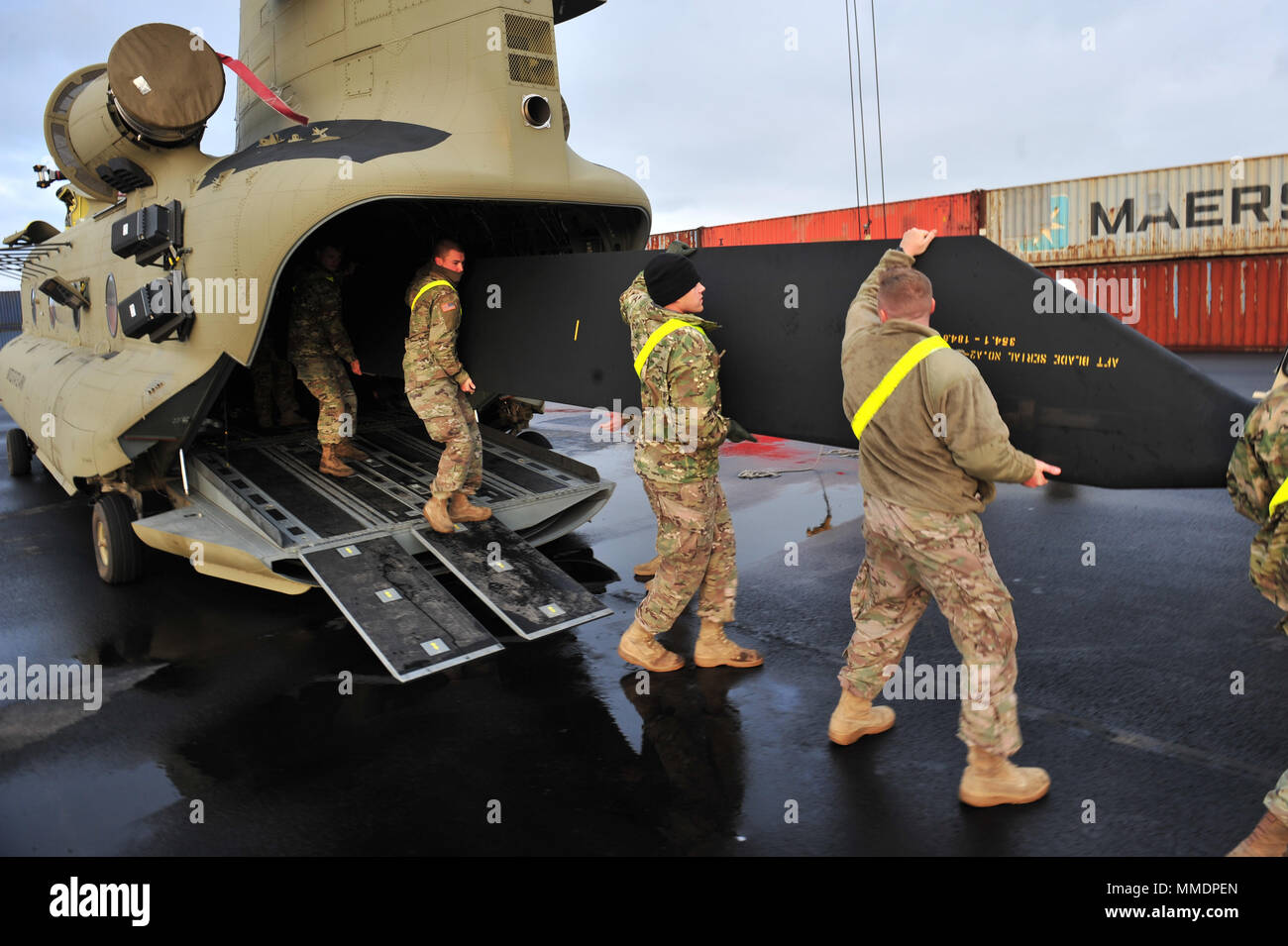 Chinook mechanics from 1st Air Cavalry Brigade, out of Fort Hood, Texas ...