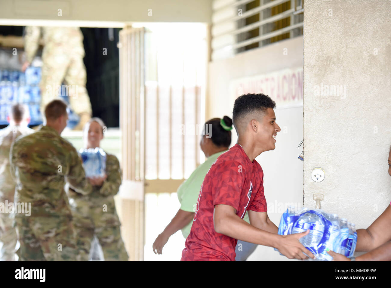 U.S. Army Soldiers from the 14th Combat Support Hospital deliver food ...