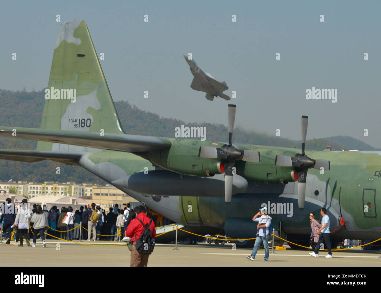 The U.S. Air Force Air Combat Command F-22 Raptor Demonstration Team ...