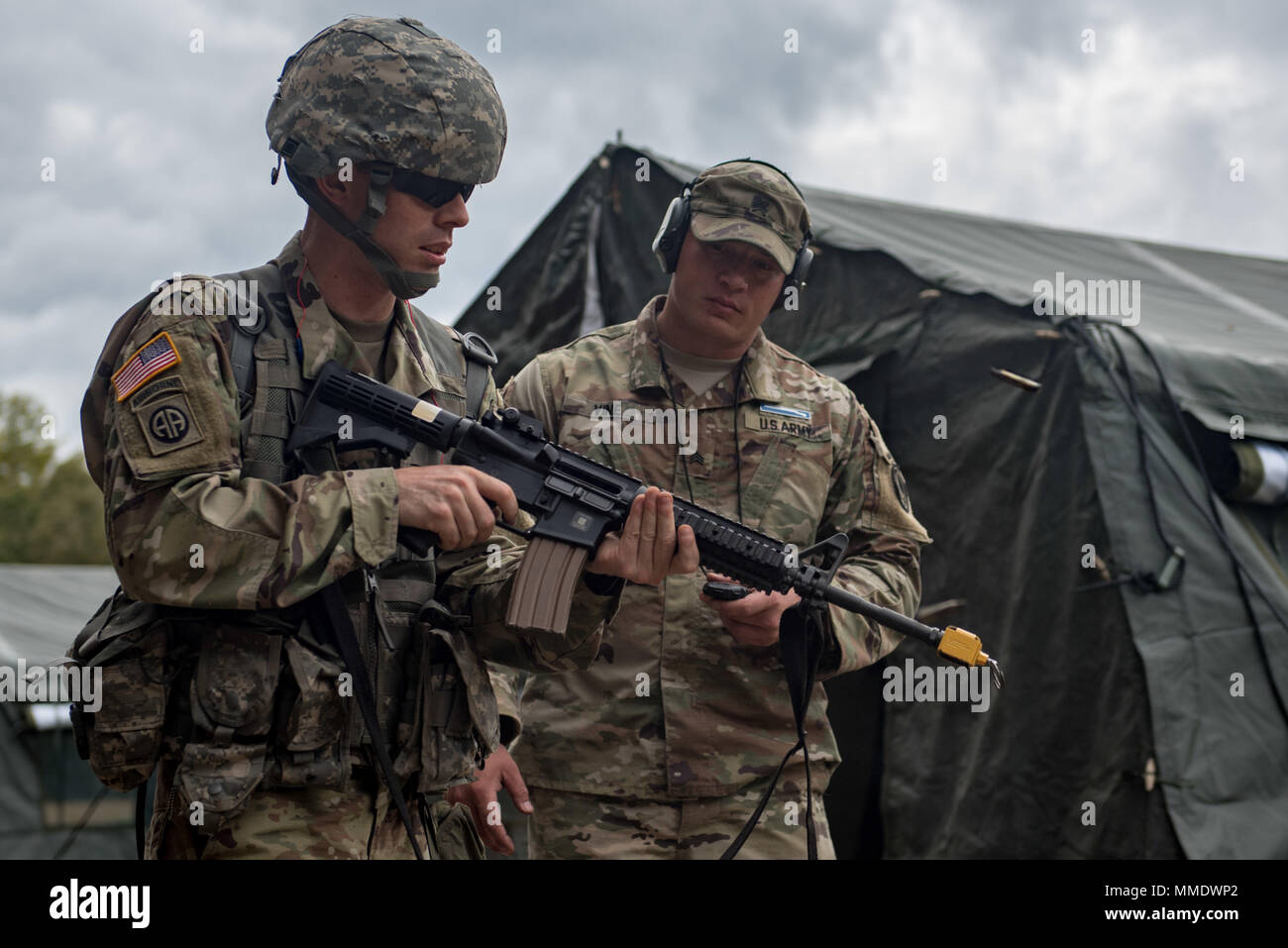 Under fire foot soldiers hi-res stock photography and images - Alamy