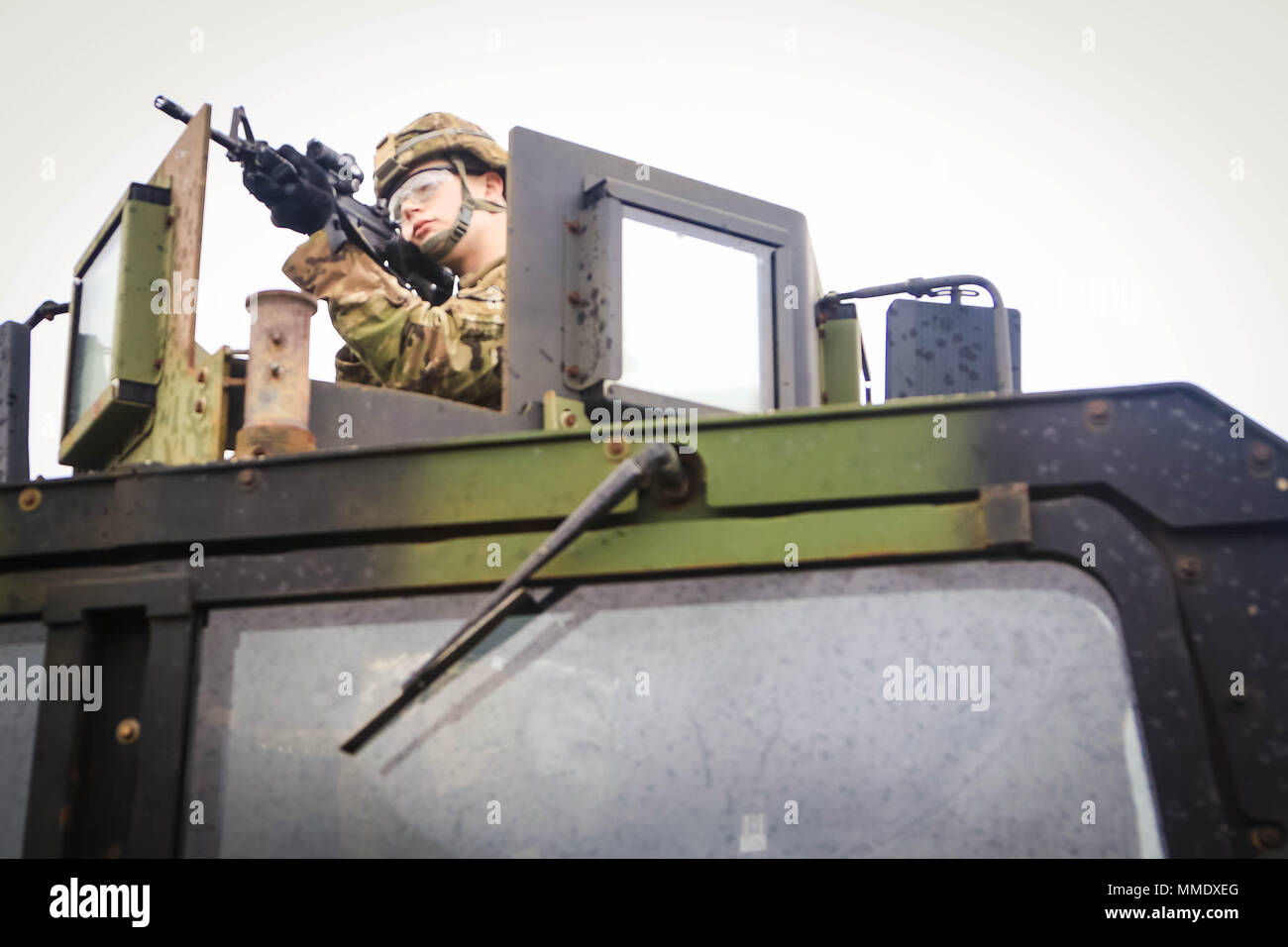 U.S. Soldiers with the 58th Military Police Company, pulls security ...