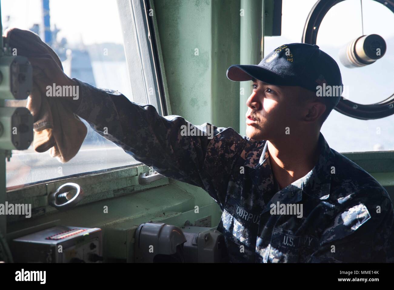 Moored mines hi-res stock photography and images - Alamy