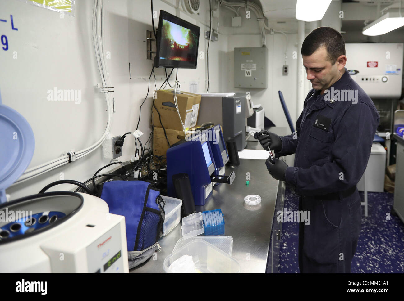 171023-N-HX957-0022 ATLANTIC OCEAN (Oct. 23, 2017) Hospital Corpsman ...