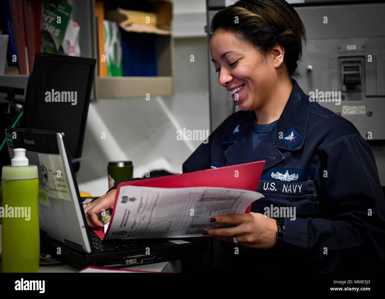 171024-N-UY653-103 ATLANTIC OCEAN (Oct. 24, 2017) Yeoman 3rd Class ...