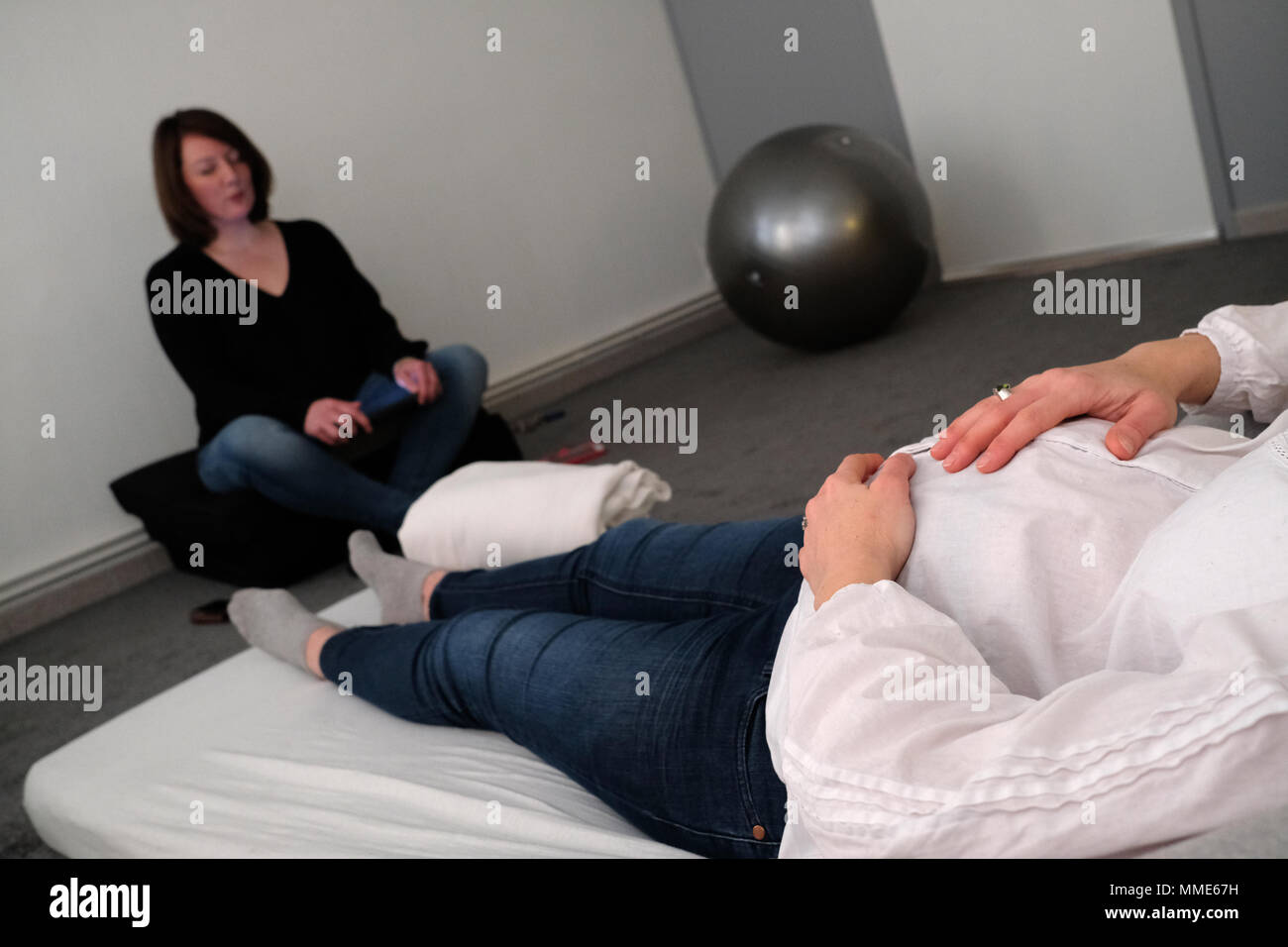 Woman giving birth bed hi-res stock photography and images - Alamy