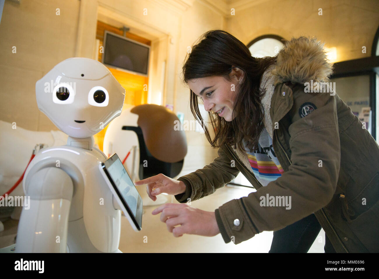 Robot hi-res stock photography and images - Alamy