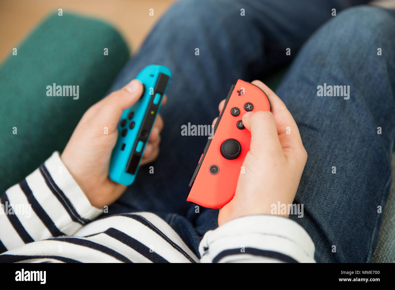 Boys playing nintendo switch hi-res stock photography and images - Alamy