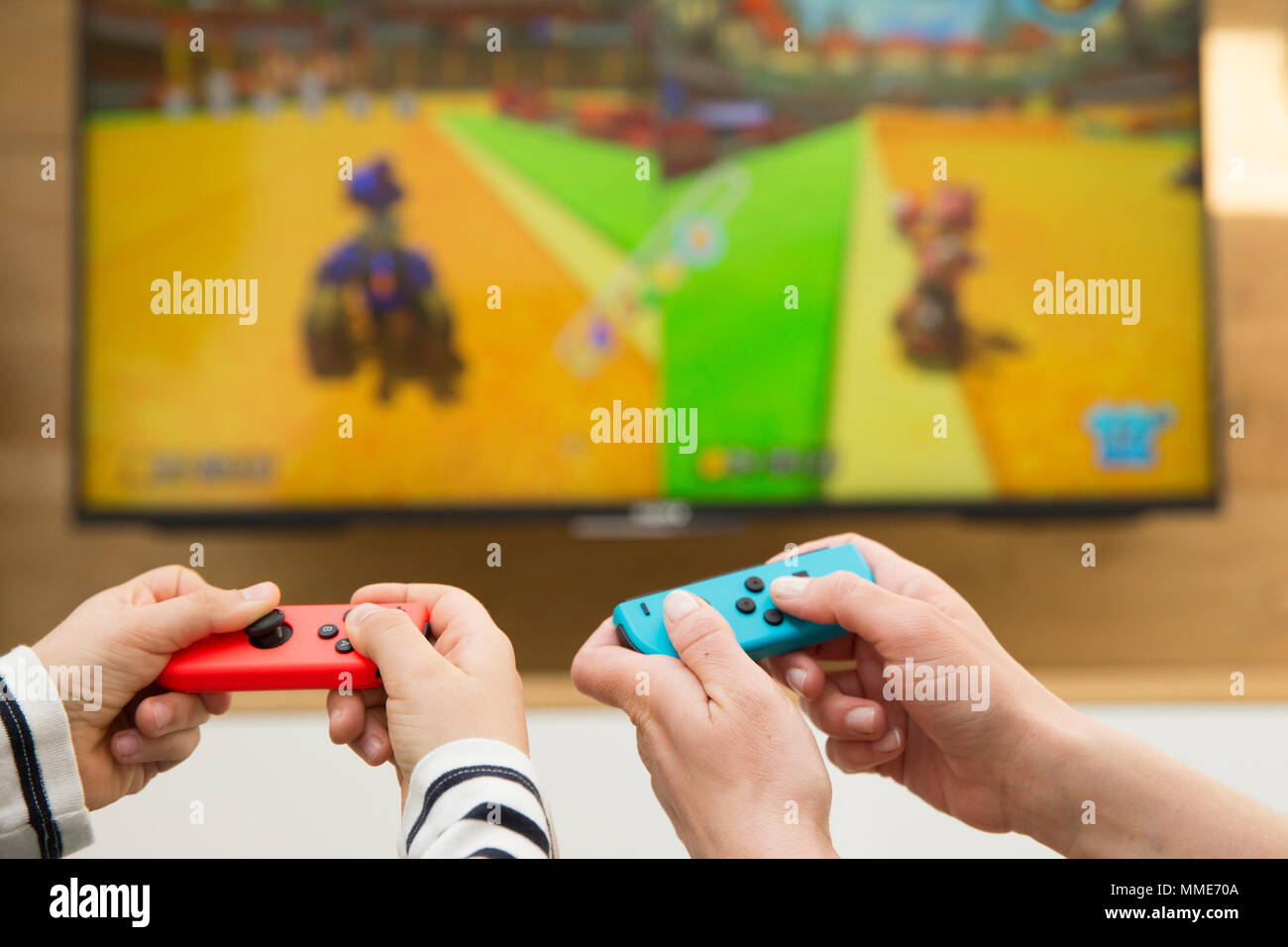 Adult play video game screen hi-res stock photography and images - Alamy