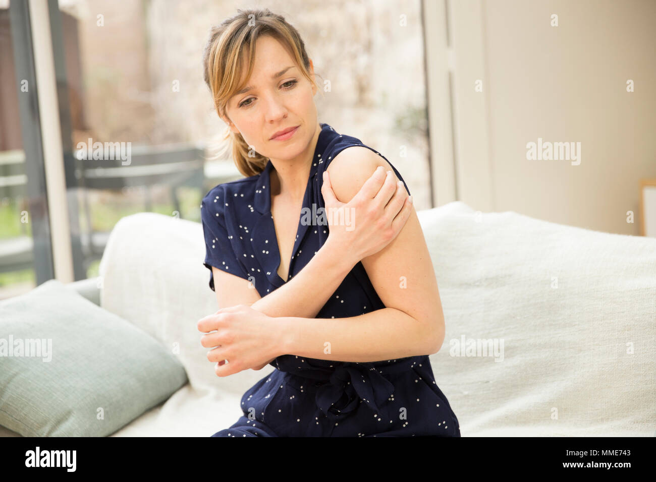 WOMAN WITH SHOULDER PAIN Stock Photo - Alamy