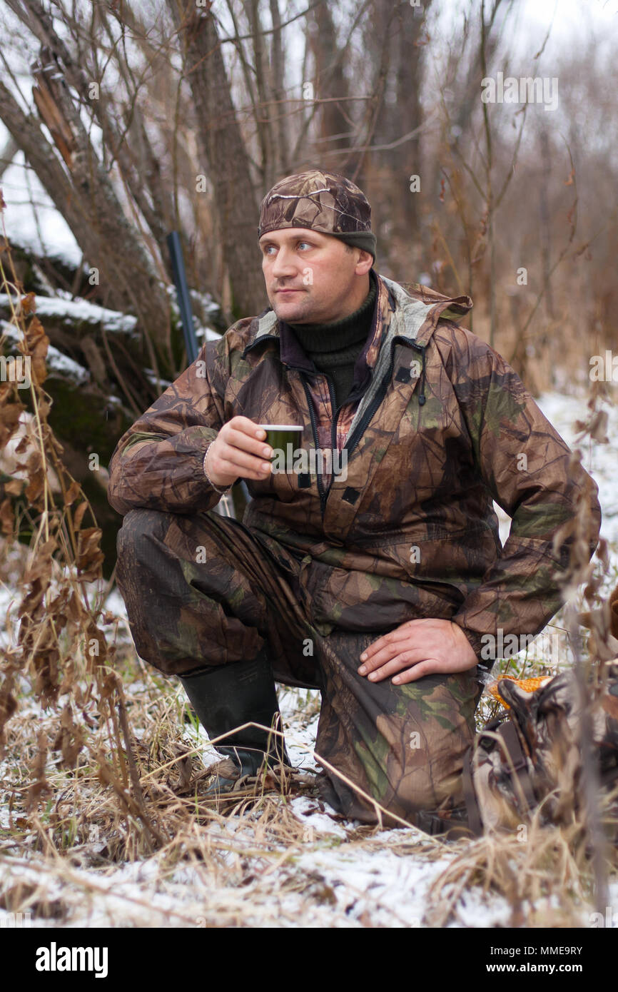 hunter resting and drinking a cup of tea during the winter hunt Stock ...