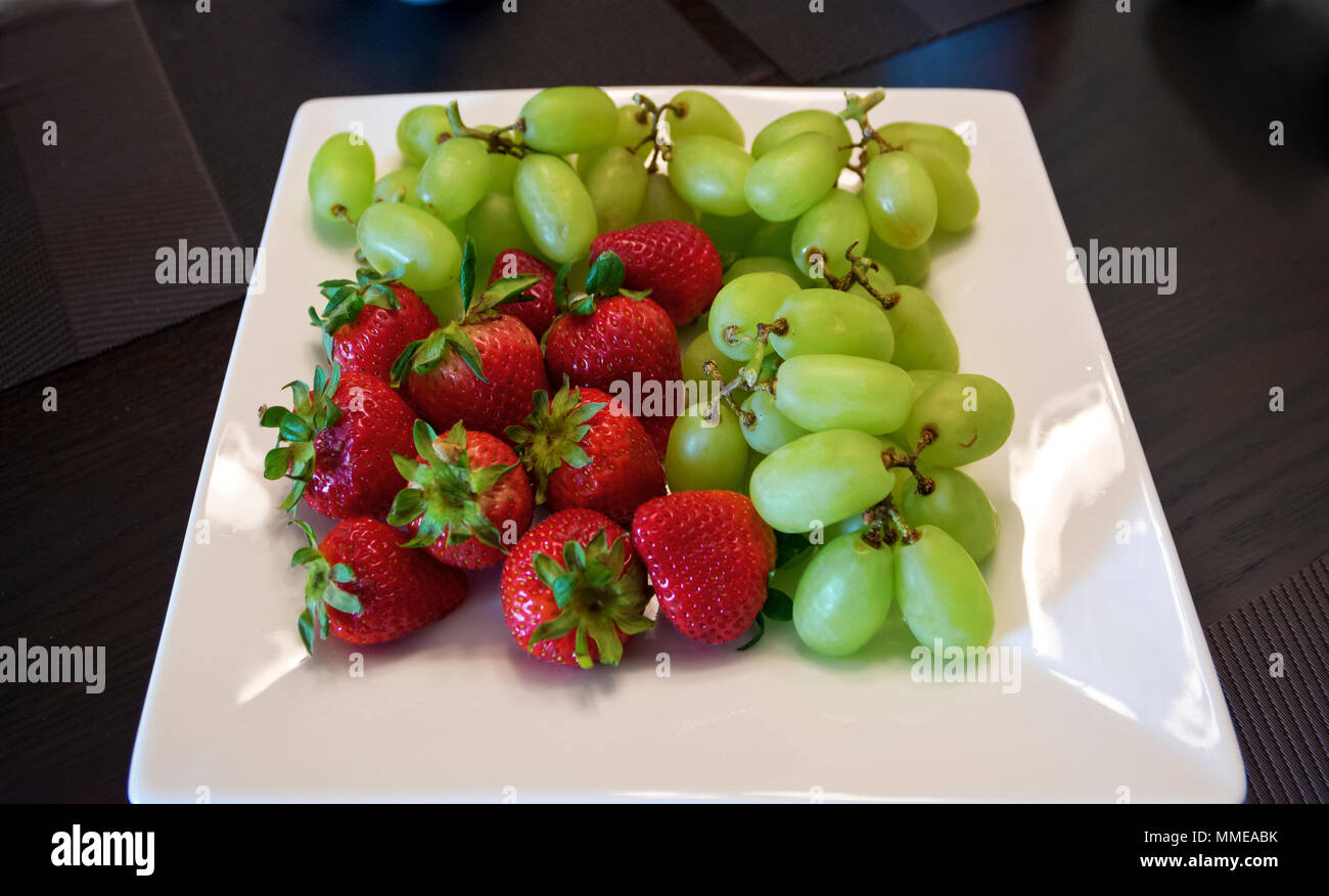 Grapes on plate hi-res stock photography and images - Alamy