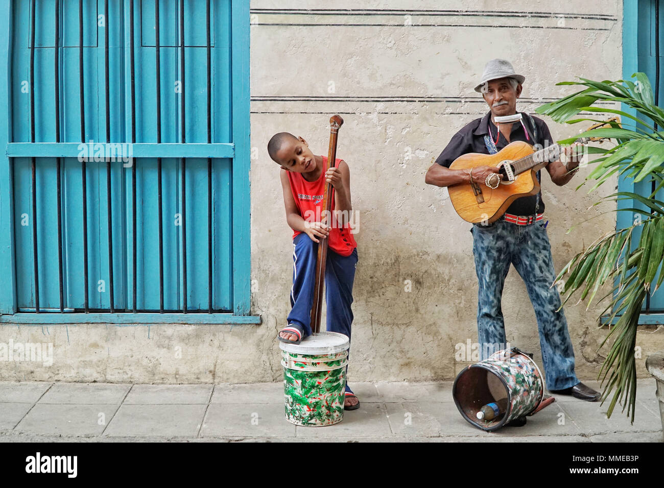 Cuban band playing music old havana hi-res stock photography and images ...