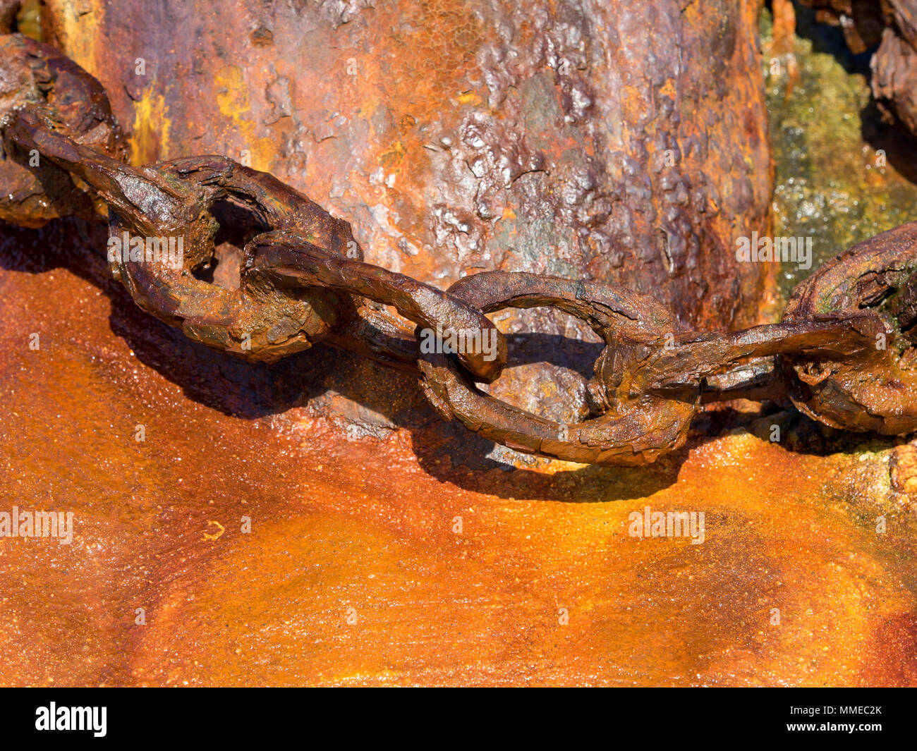 Rusted metal chain hi-res stock photography and images - Alamy