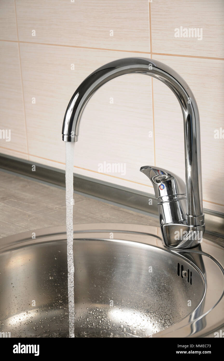Stainless steel kitchen sink hi-res stock photography and images - Alamy