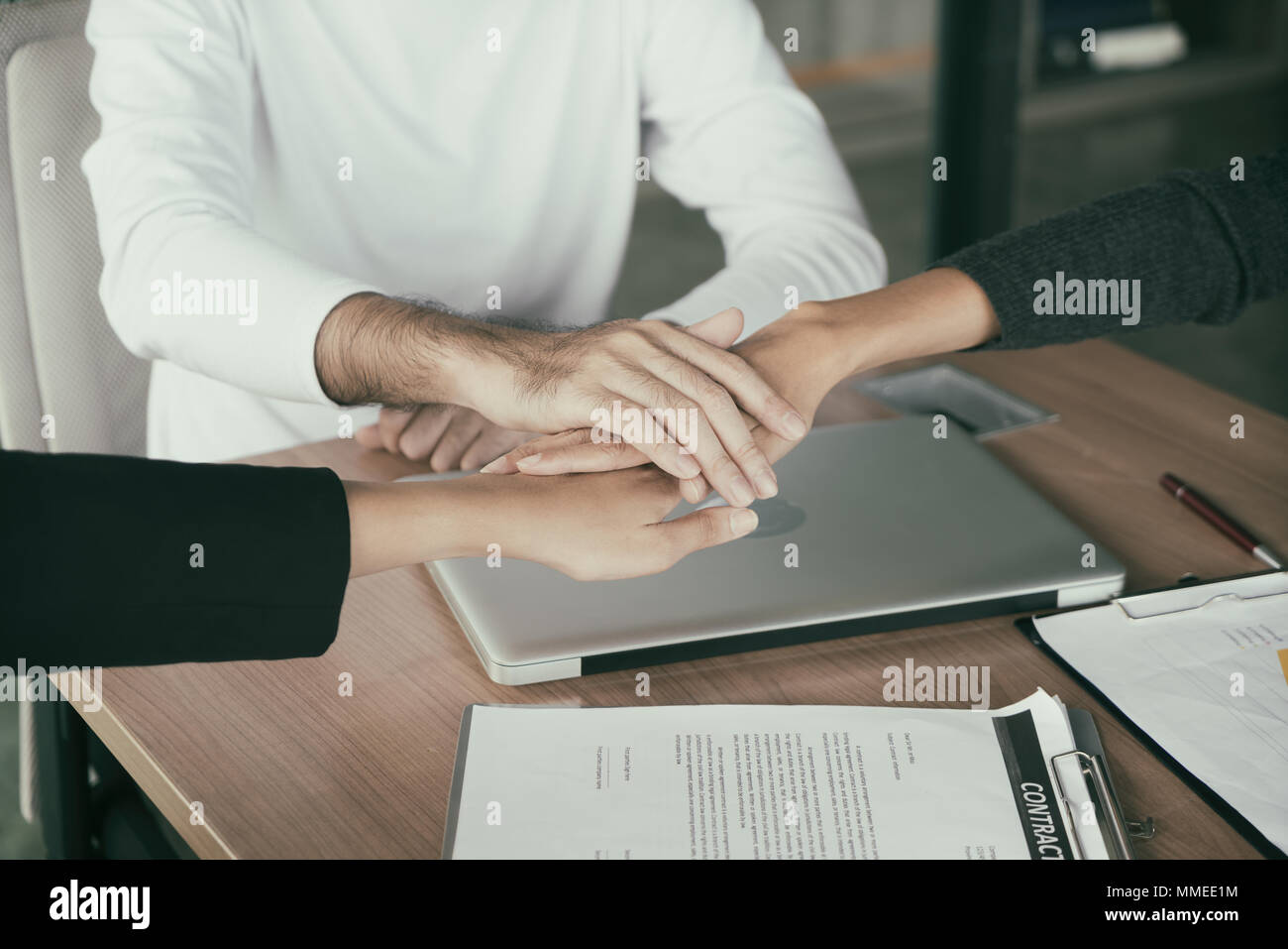 Hands in collaboration hi-res stock photography and images - Alamy