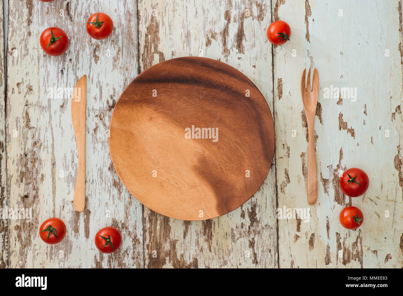 Empty round wooden plate on wood table background Stock Photo - Alamy
