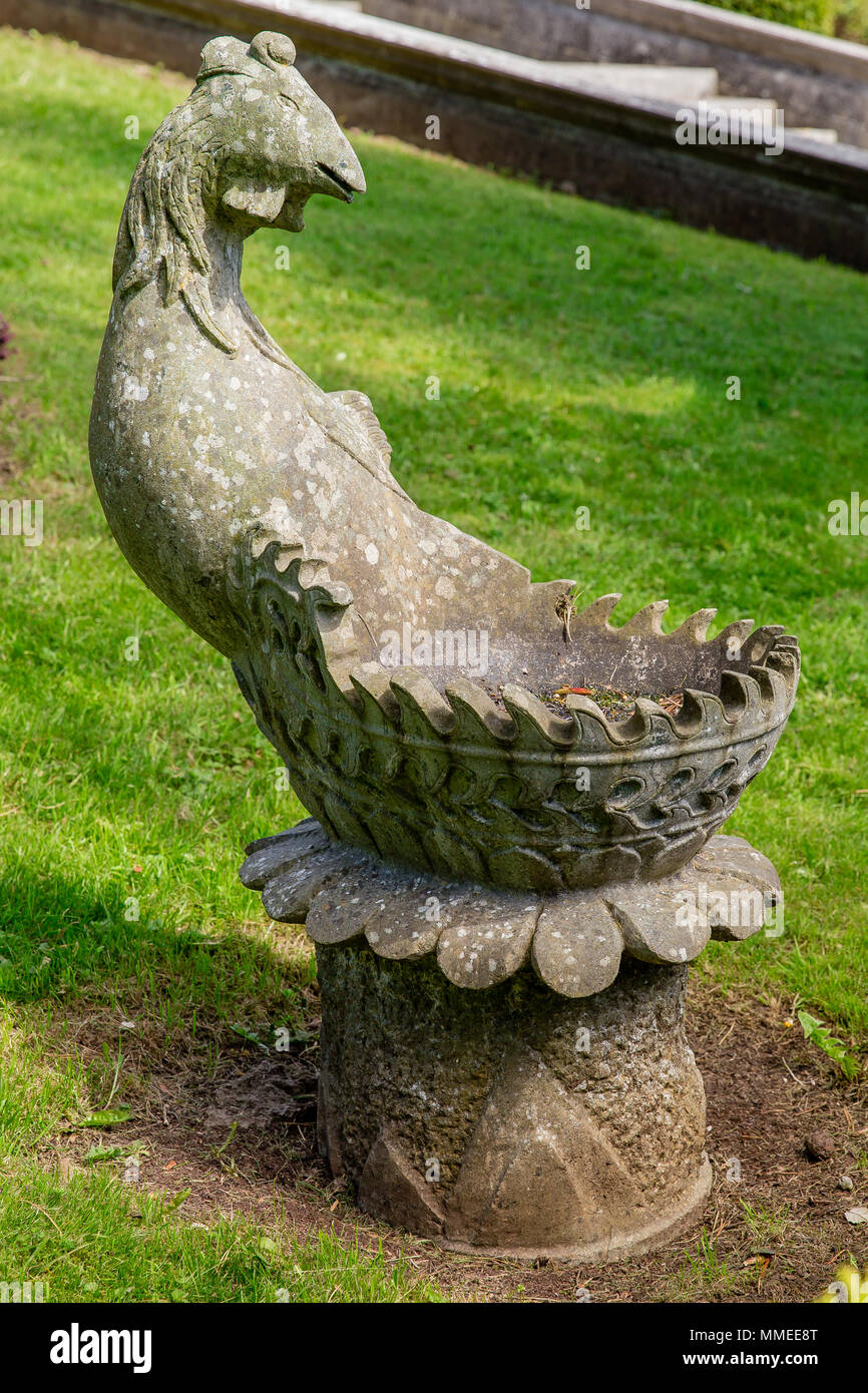 Hen garden sculpture hi-res stock photography and images - Alamy