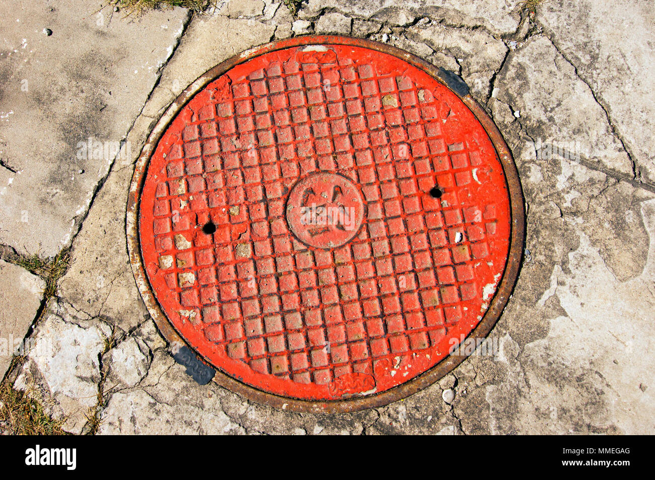 Painted manhole cover hi-res stock photography and images - Alamy