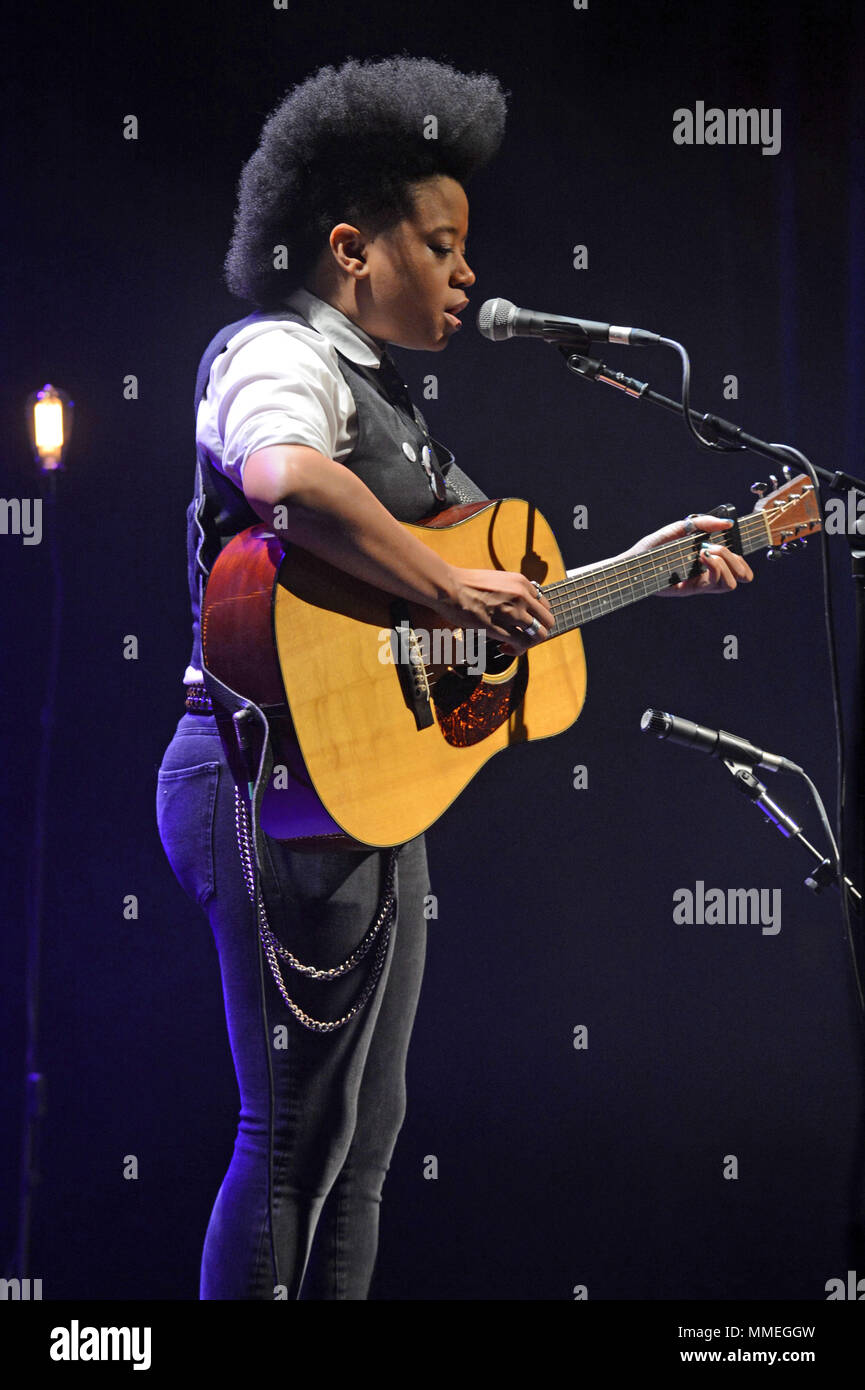 Singer onstage hi-res stock photography and images - Alamy