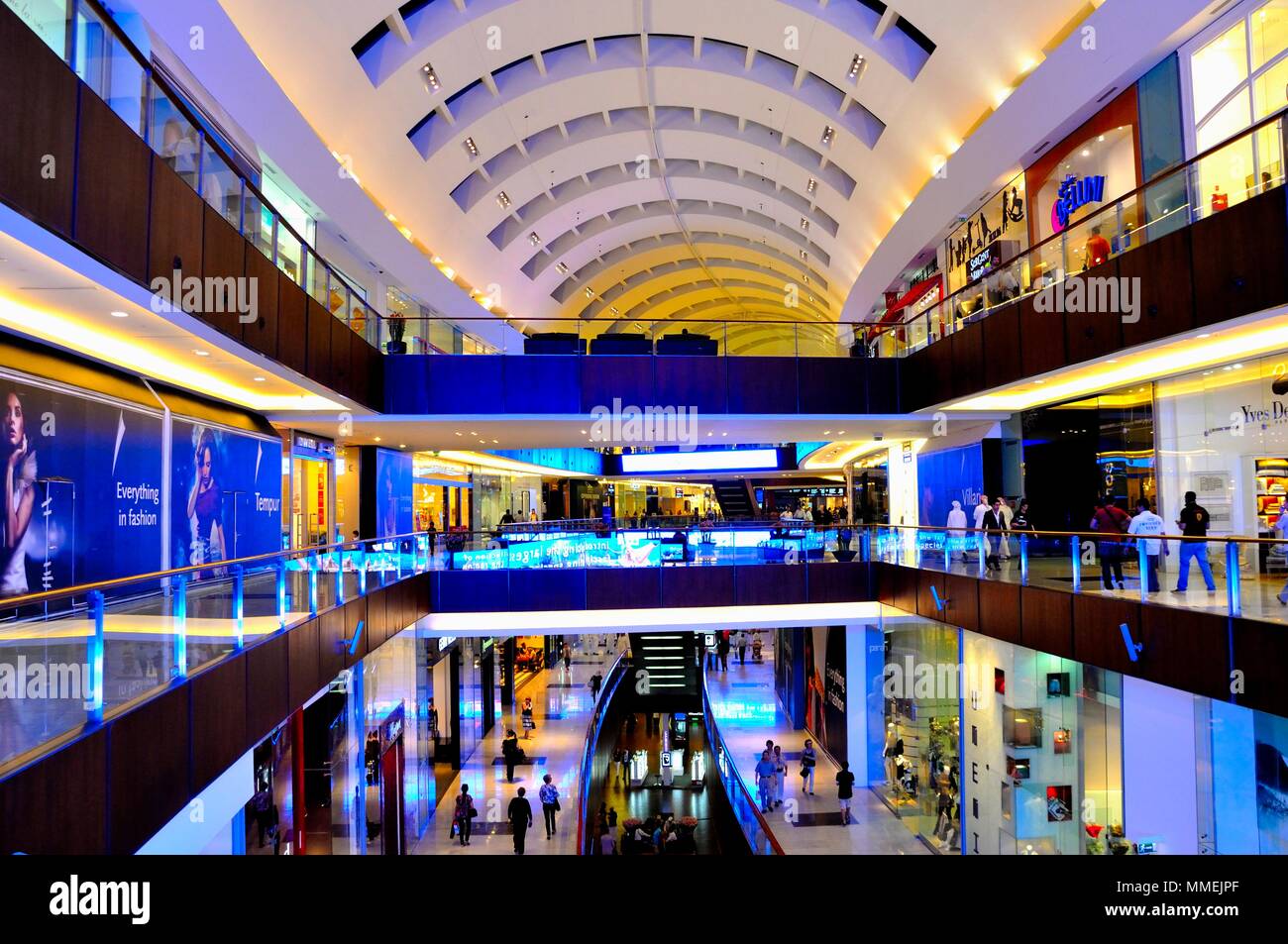 Dubai shopping mall hi-res stock photography and images - Alamy