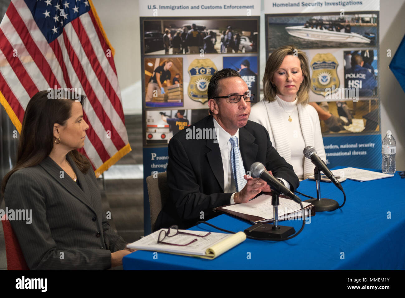 Law enforcement response actions hi-res stock photography and images ...