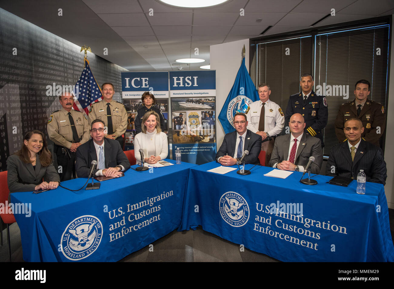 Law enforcement response actions hi-res stock photography and images ...