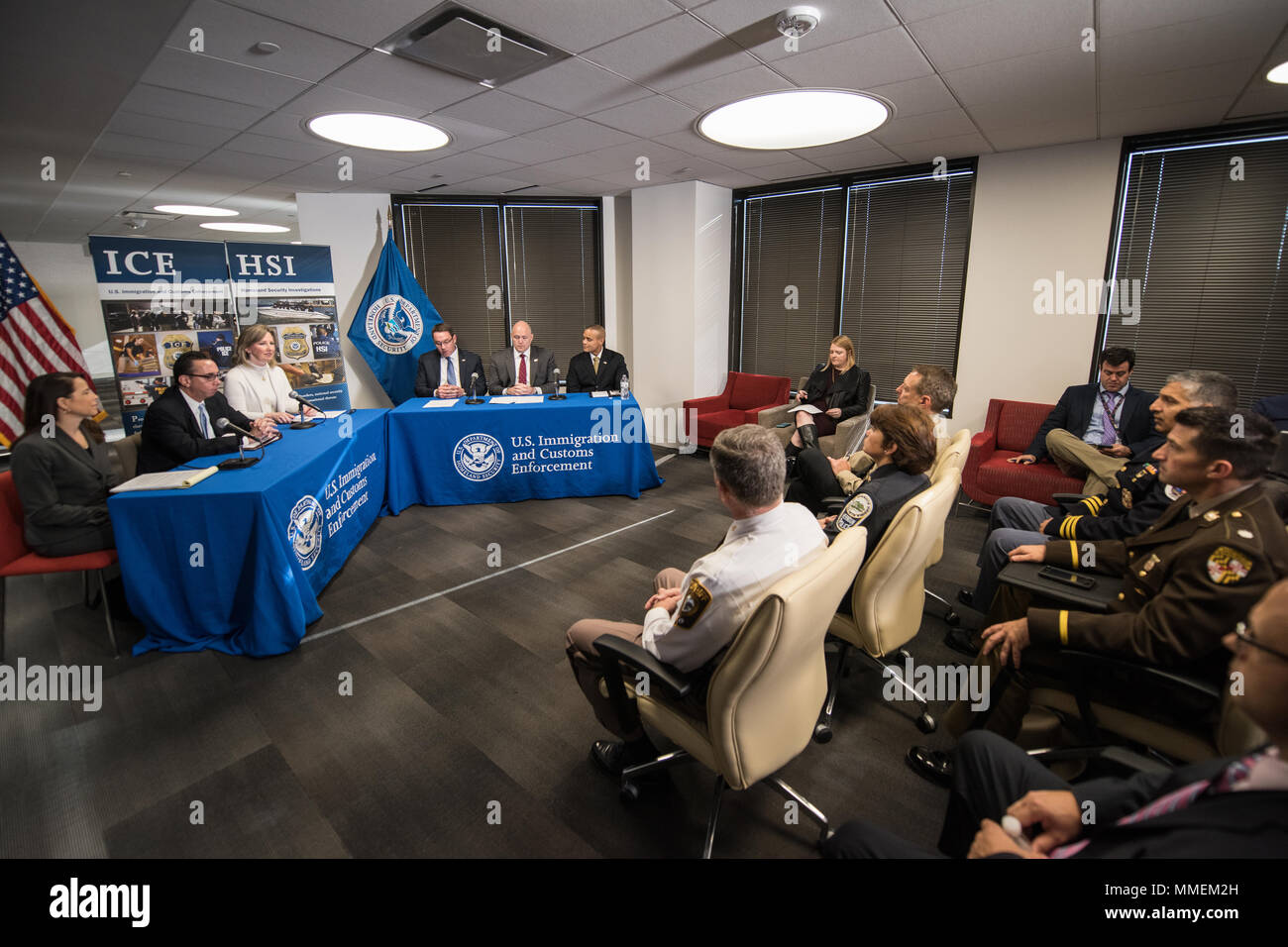 Law enforcement response actions hi-res stock photography and images ...