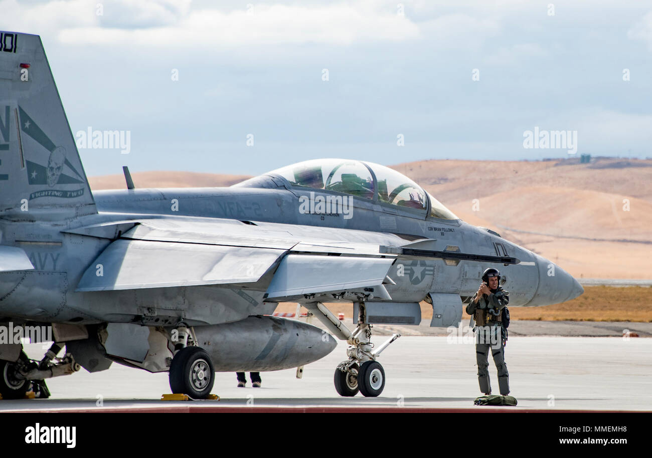 F a 18f super hornet f414 jet engine hi-res stock photography and ...